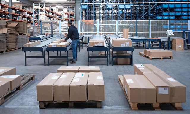 High-Performance Pick Station - Interlake Mecalux