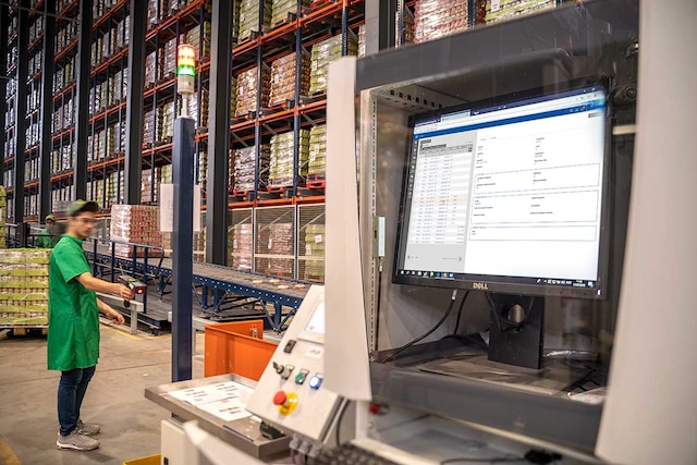 First mile delivery in logistics - Interlake Mecalux