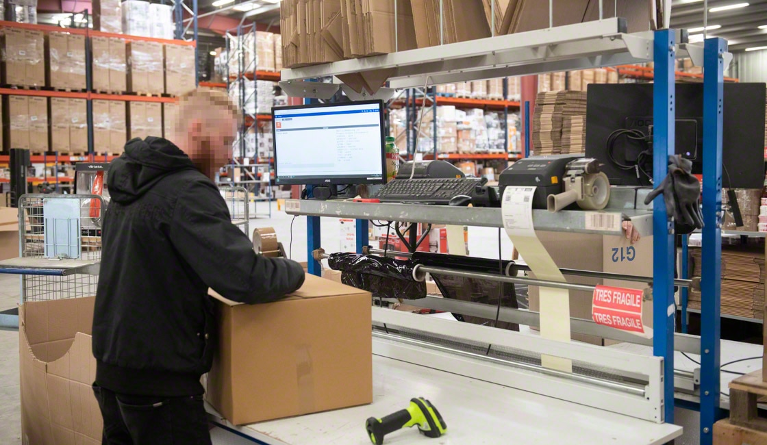 Ecommerce warehouse management system - Interlake Mecalux