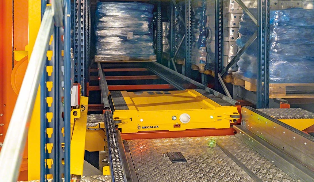 Lights-out warehouse - industrial automation - Interlake Mecalux