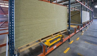 5 warehouses with oversized pallets - Interlake Mecalux