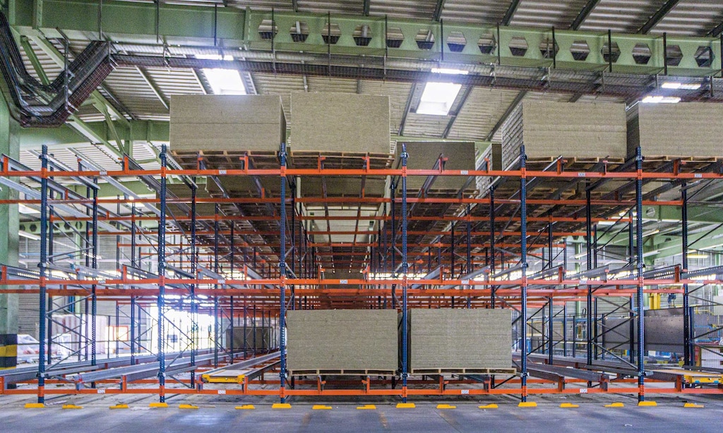 5 warehouses with oversized pallets - Interlake Mecalux