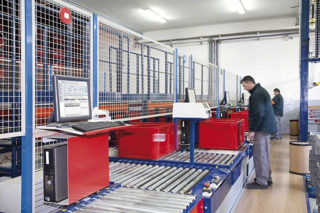 Pick and place: robots never tire - Interlake Mecalux