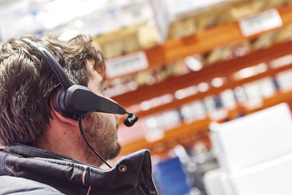 Safer manual picking for operators and goods - Interlake Mecalux