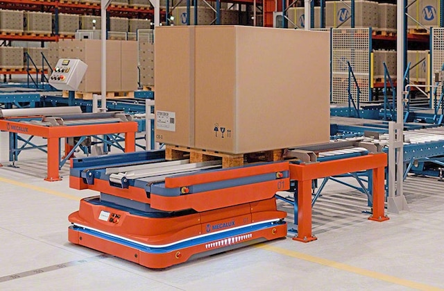 Autonomous Mobile Robots (AMRs) - Interlake Mecalux