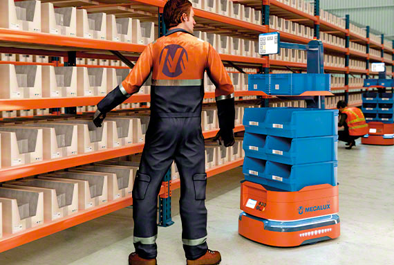Autonomous Mobile Robots (AMRs) - Interlake Mecalux