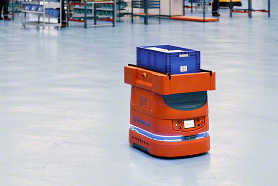 Autonomous Mobile Robots (AMRs) - Interlake Mecalux