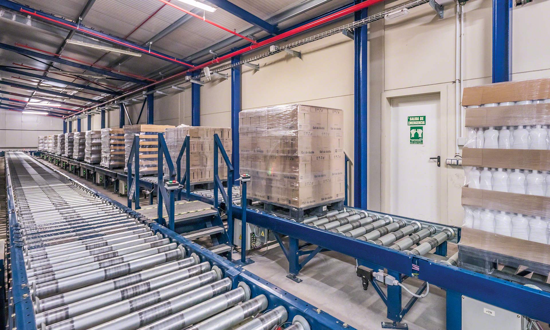 Accumulation conveyor: functions & benefits - Interlake Mecalux