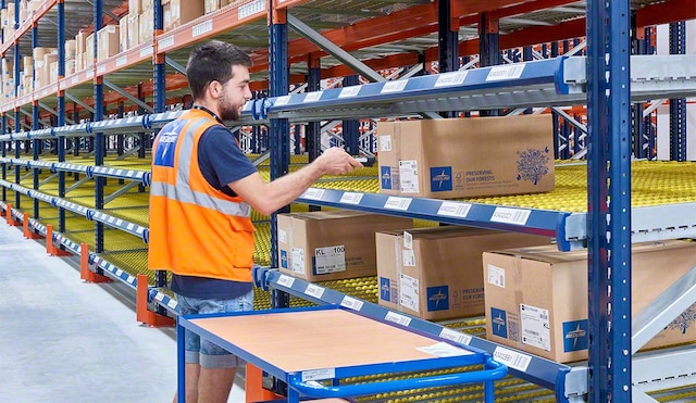 Case picking: advantages in warehousing - Interlake Mecalux