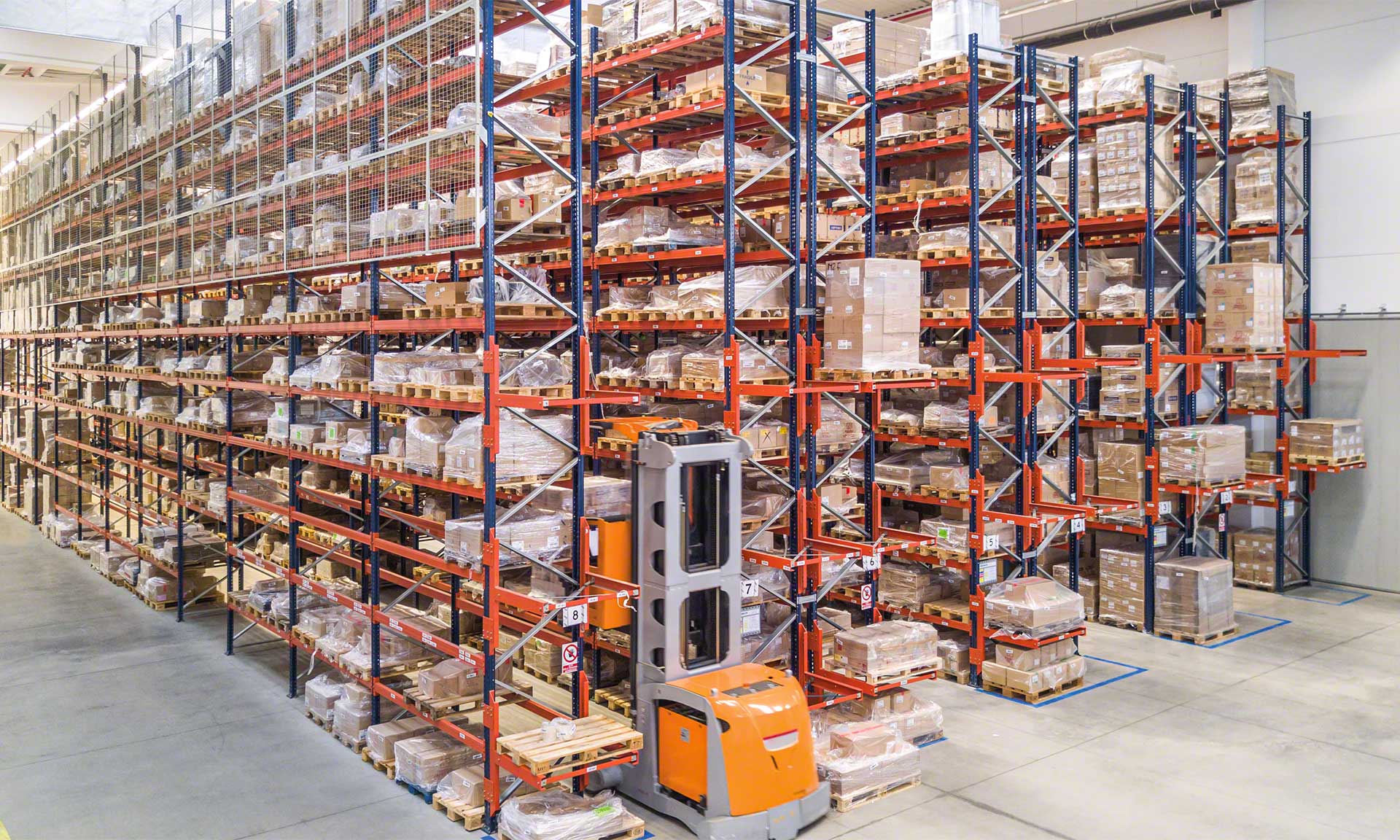 VNA pallet racking: uses in warehousing - Interlake Mecalux