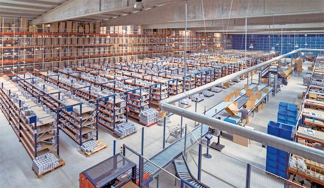 Warehouse stock and managing it - Interlake Mecalux