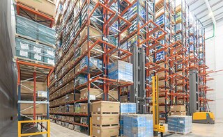 Warehouse with high-bay pallet racking for car parts - Interlake Mecalux