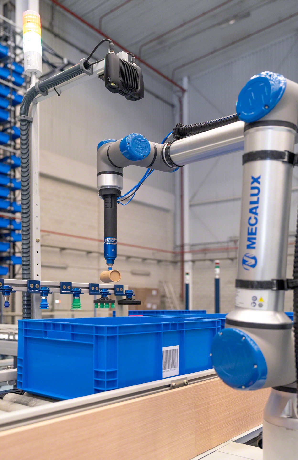 Picking Robot (automated piece picking) - Interlake Mecalux