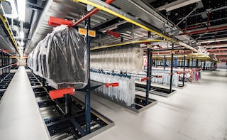 Pallet racks and mezzanine floor for DHL in Spain - Interlake Mecalux