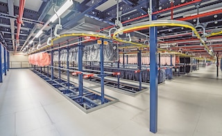 Pallet racks and mezzanine floor for DHL in Spain - Interlake Mecalux