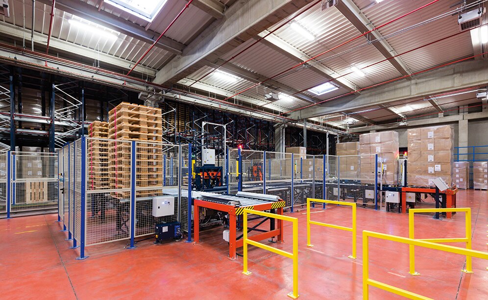 The automatic Pallet Shuttle system in the UNITED CAPS warehouse ...