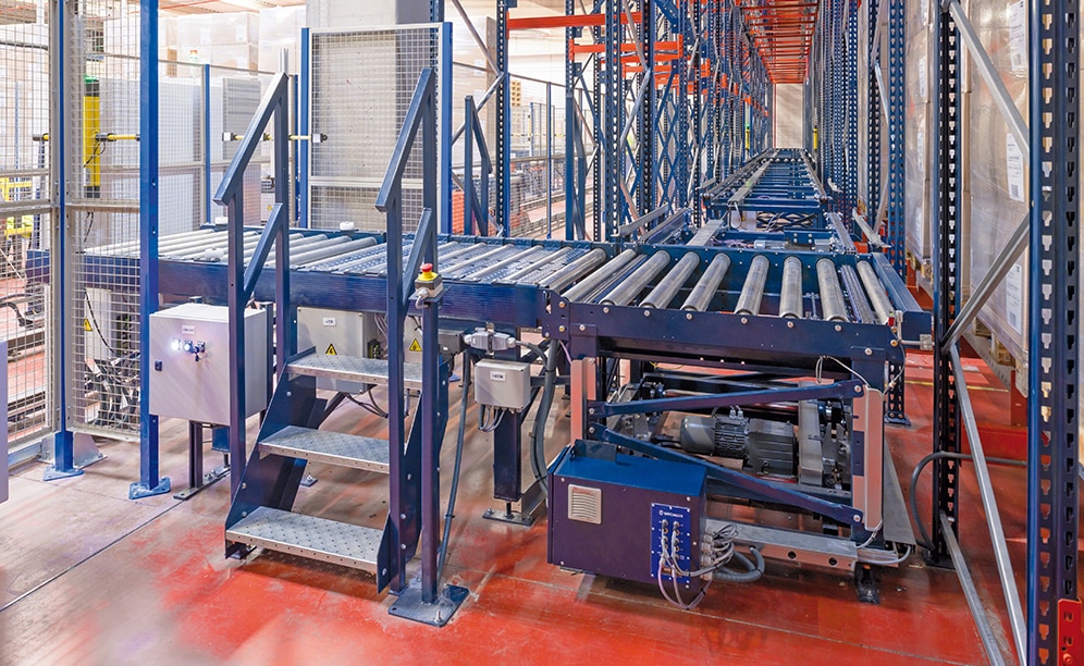 The automatic Pallet Shuttle system in the UNITED CAPS warehouse ...